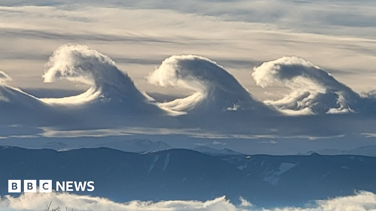 Kelvin-Helmholtz: Rare wave clouds amaze sky-watchers in Wyoming - BBC News