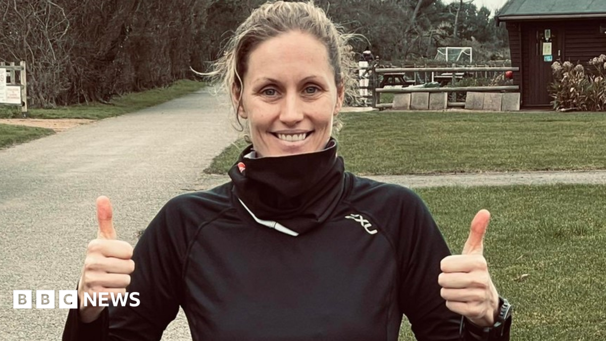 Jersey runner completes 100-mile challenge in memory of step dad - BBC News