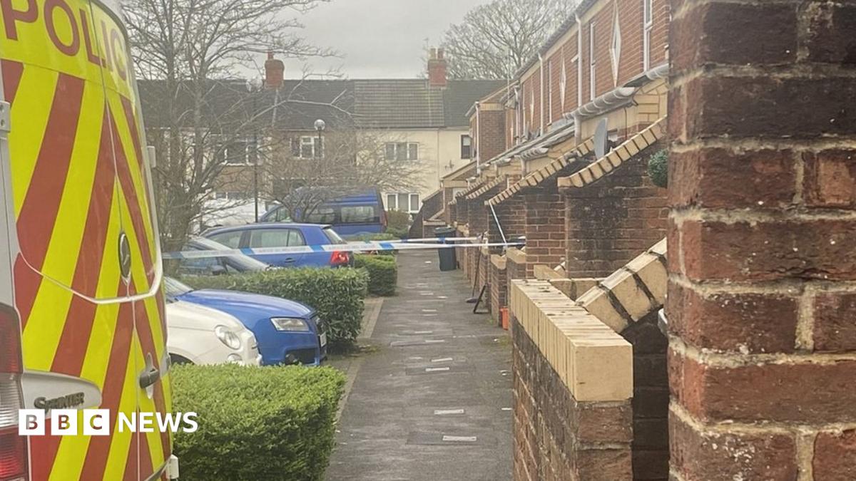 Man arrested on suspicion of murder over Swindon death - BBC News