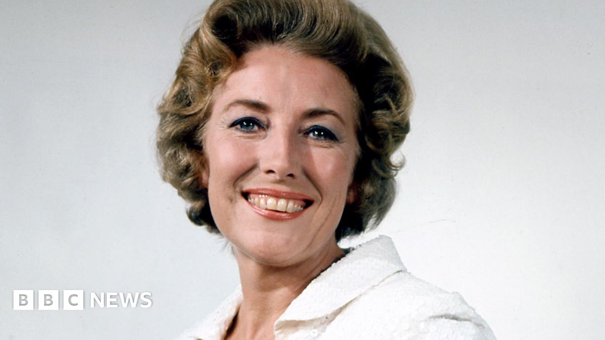 In pictures: Dame Vera Lynn's life and career - BBC News