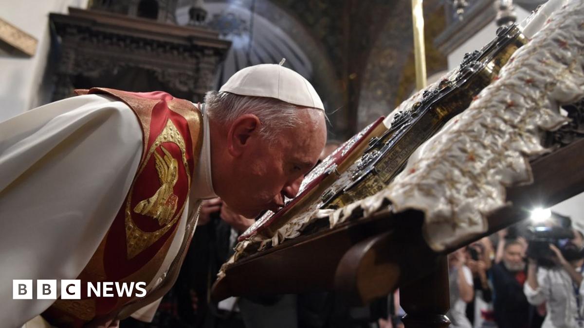 Pope speaks of Armenian 'genocide' in Yerevan visit - BBC News