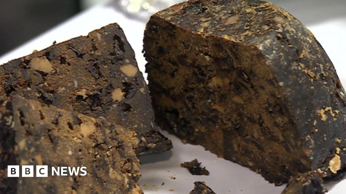 Decades-old Christmas pudding tastes 'amazing' - BBC News