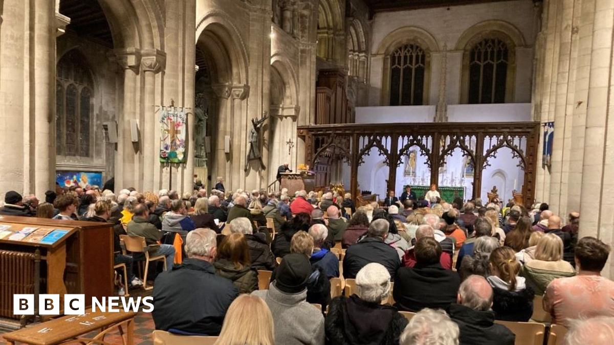 Hundreds attend Dunstable migrant hotel meeting - BBC News