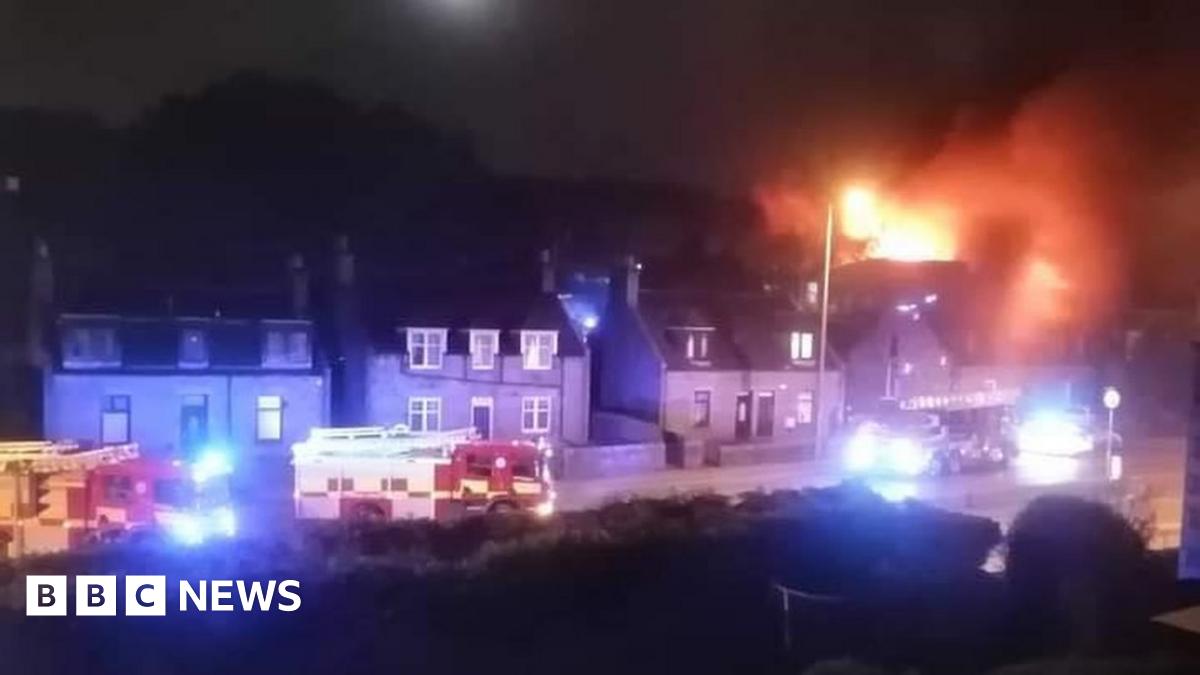 Firefighters tackle large blaze in former Aberdeen school - BBC News