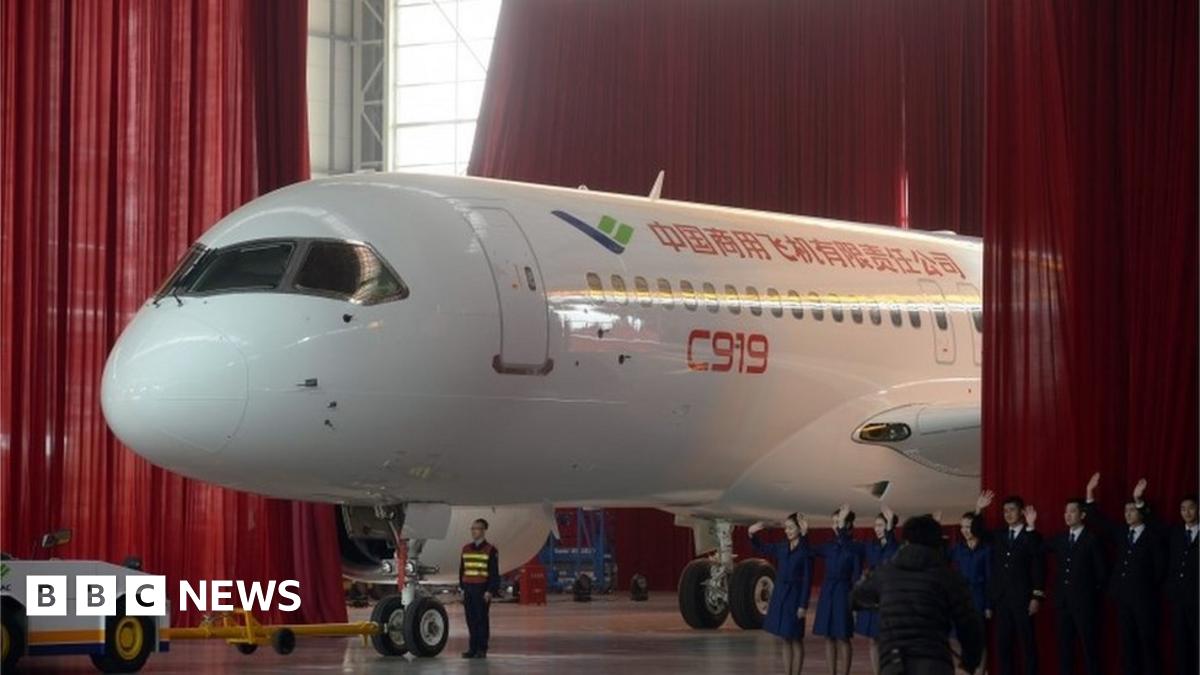 China unveils passenger aircraft to challenge Boeing and Airbus - BBC News