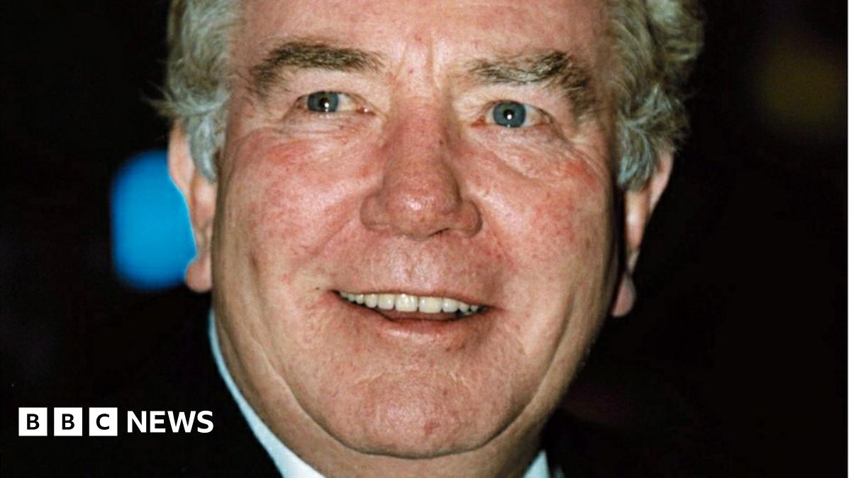Obituary: Albert Finney - BBC News