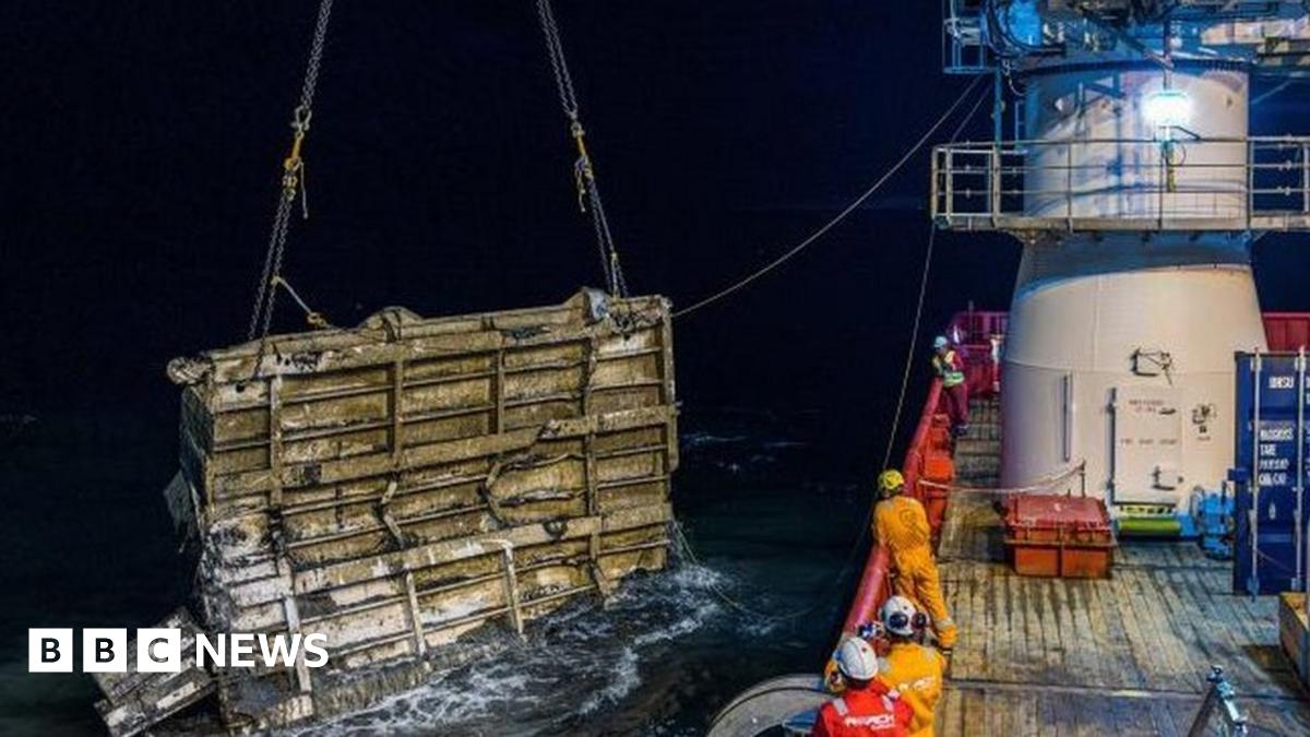 Estonia sinking: Ramp from ferry wreck raised after 29 years - BBC News