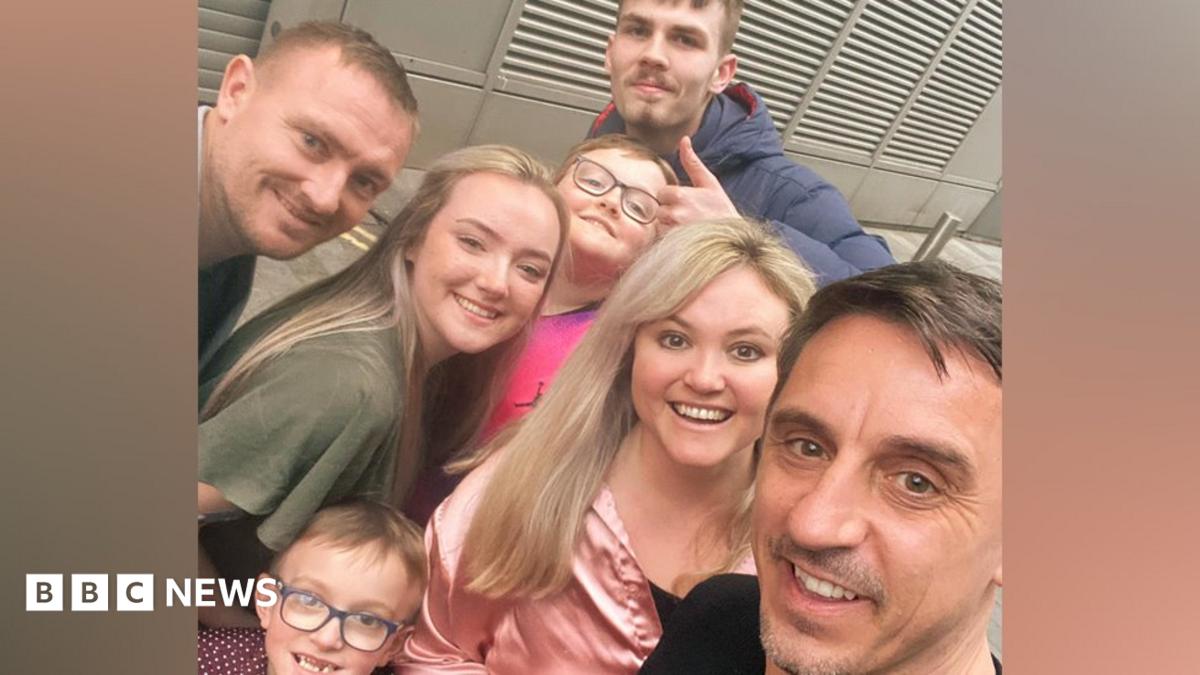 Gary Neville comes to woman's rescue at restaurant - BBC News
