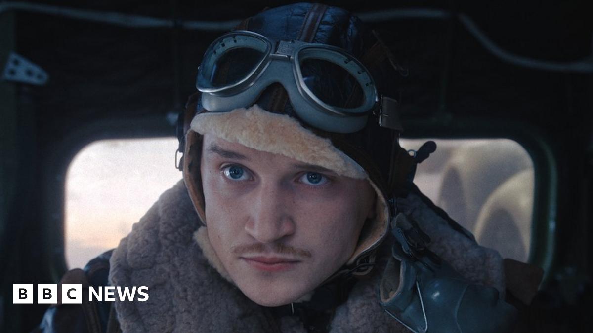 Masters of the Air star felt 'great responsibility' playing US airman - BBC News