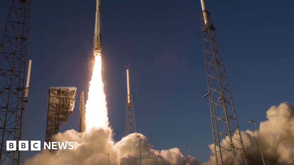 Astronaut Chris Hadfield's lessons from space - BBC News