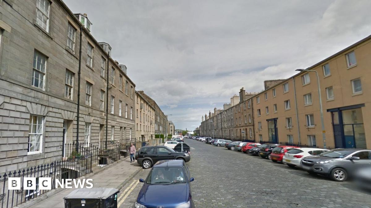 Woman in hospital after Edinburgh flat fire - BBC News