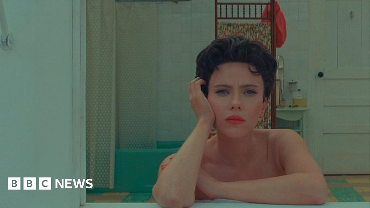 Asteroid City: Scarlett Johansson and Tom Hanks film 'stylish and dazzling but inert' - BBC News