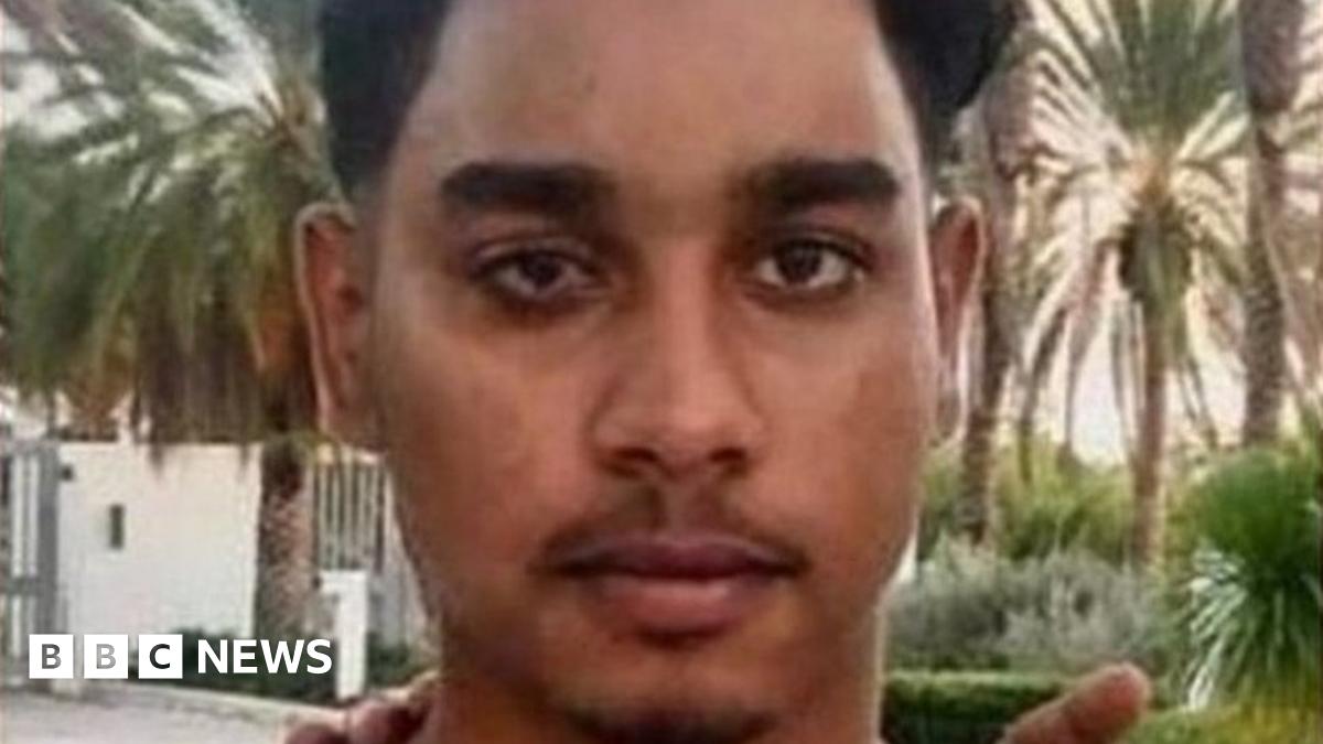 Wolverhampton: Two boys, 12, arrested over stab murder of man - BBC News