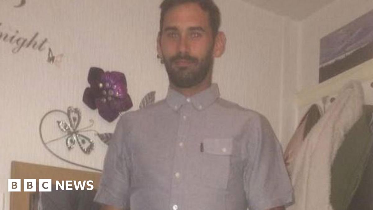 Taxi fall death: Man killed on M4 after row over fare - BBC News