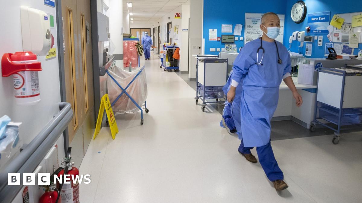 Covid: NHS facing winter-like pressures, acute medics warn - BBC News