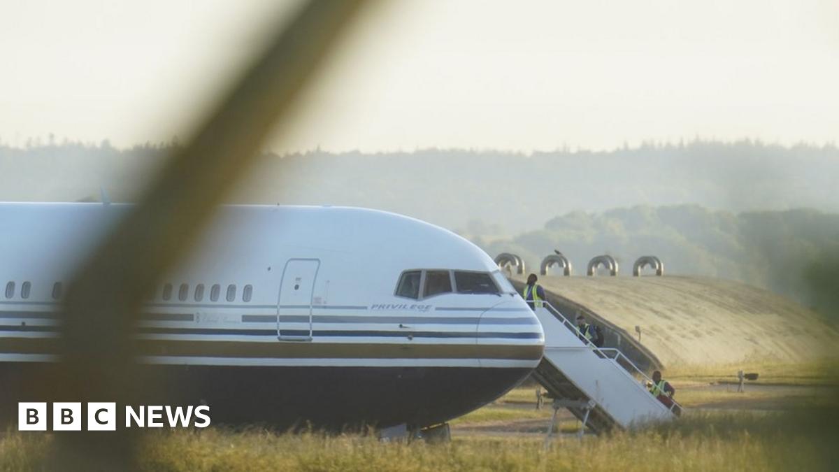 Rwanda asylum plan: Last-minute legal battle over flight - BBC News