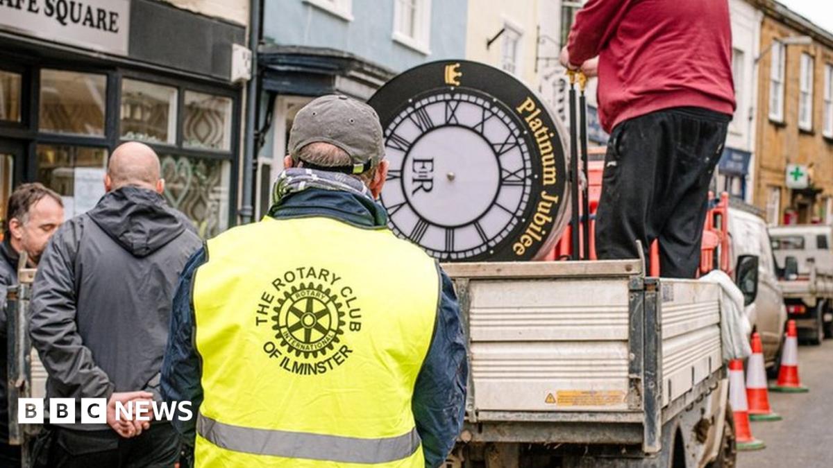 Ilminster clock to commemorate Elizabeth II's Platinum Jubilee - BBC News