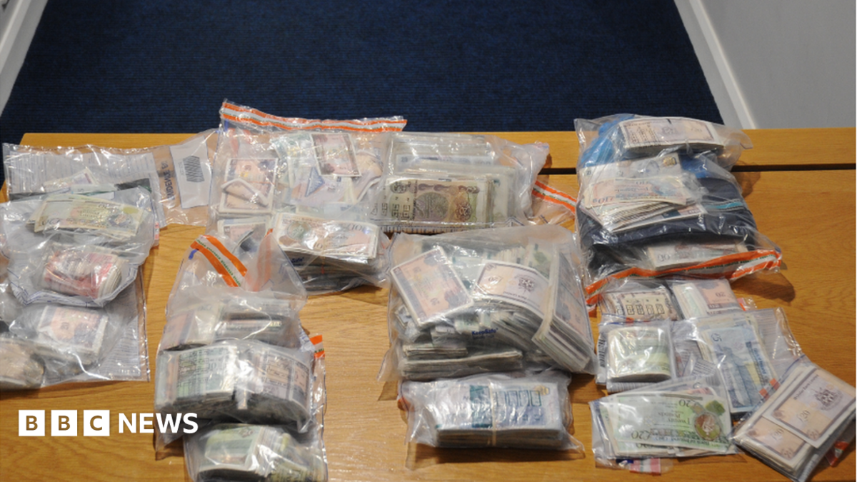 Police seize £70,000 cash in loyalist paramilitary raids - BBC News