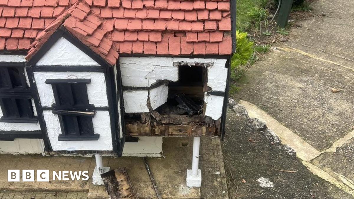 Southsea mother of teen vandal offers to pay for damage - BBC News