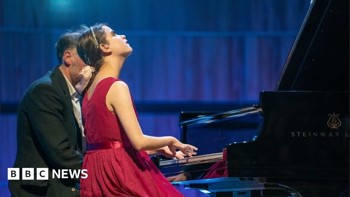 The Piano: Blind pianist's 'life-changing' station performance - BBC News
