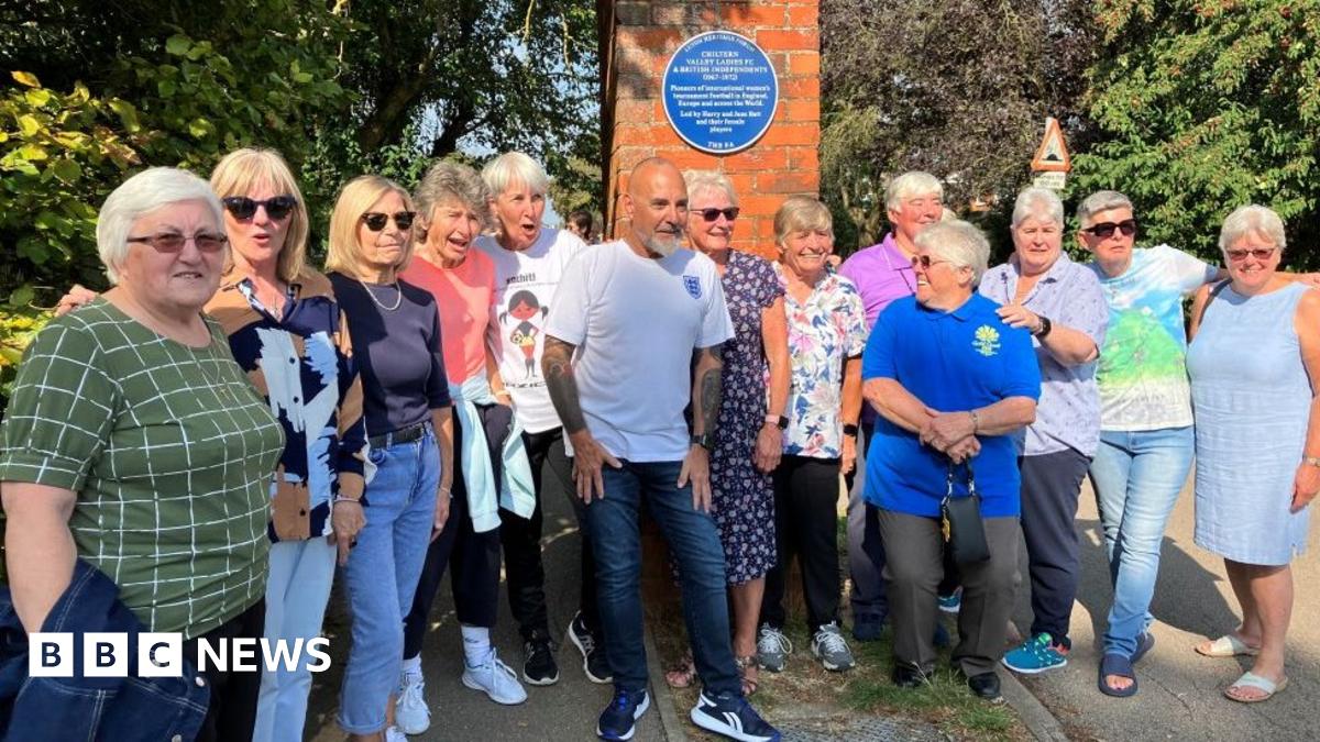 Luton: Pioneers of women's football honoured with blue plaque - BBC News