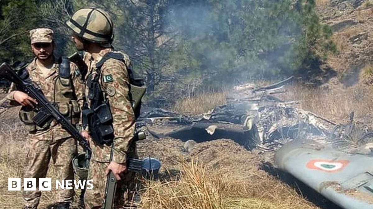 India Pakistan: Kashmir fighting sees Indian aircraft downed - BBC News