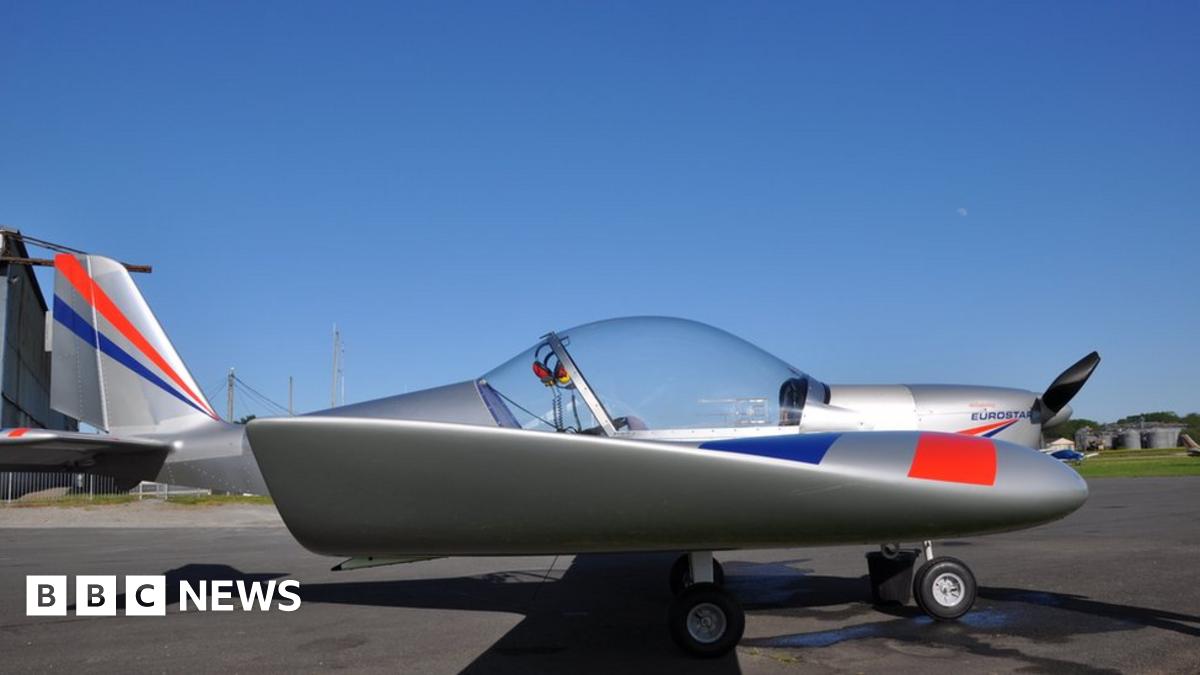 Conington Airfield: Two planes almost crash in mid air - BBC News