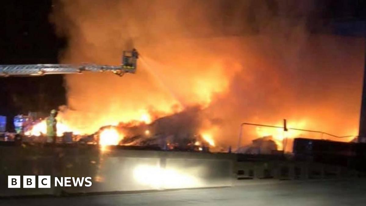 Northamptonshire fires: Waste centre and factory ablaze - BBC News