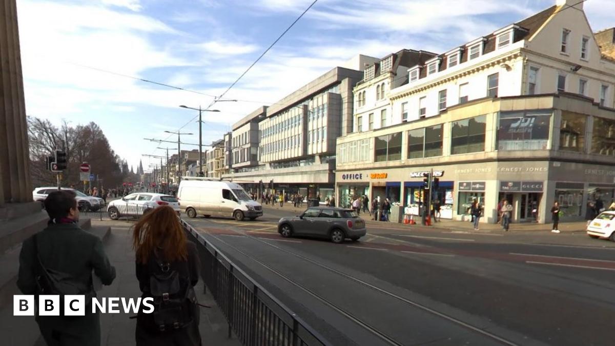 Man knocked down by bus in Edinburgh city centre - BBC News