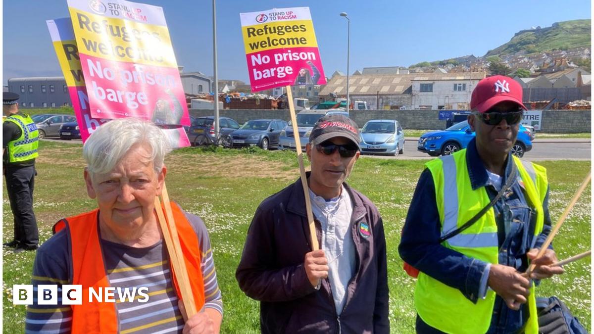 Portland migrant barge protest held at port - BBC News