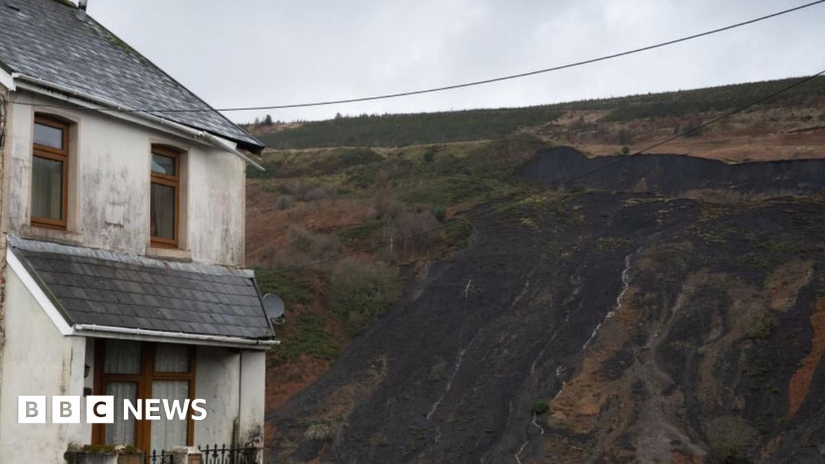Coal tips in Wales: New maps reveal 350 sites most at risk - BBC News