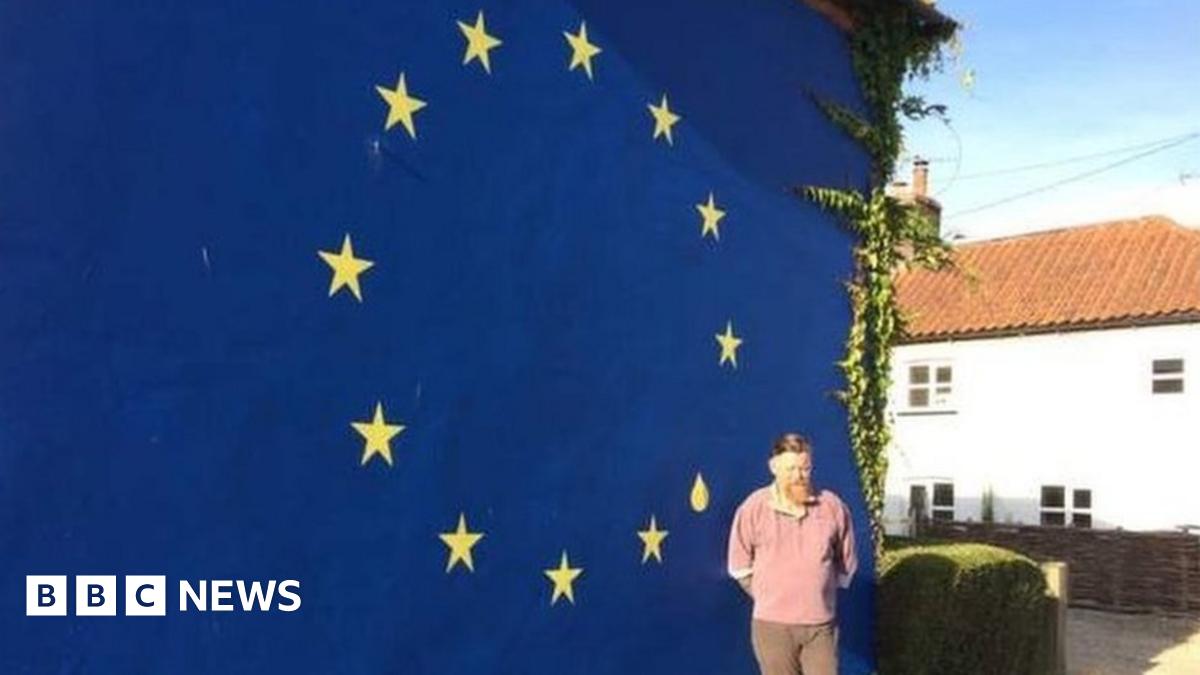 North Norfolk council orders anti-Brexit EU flag to go - BBC News