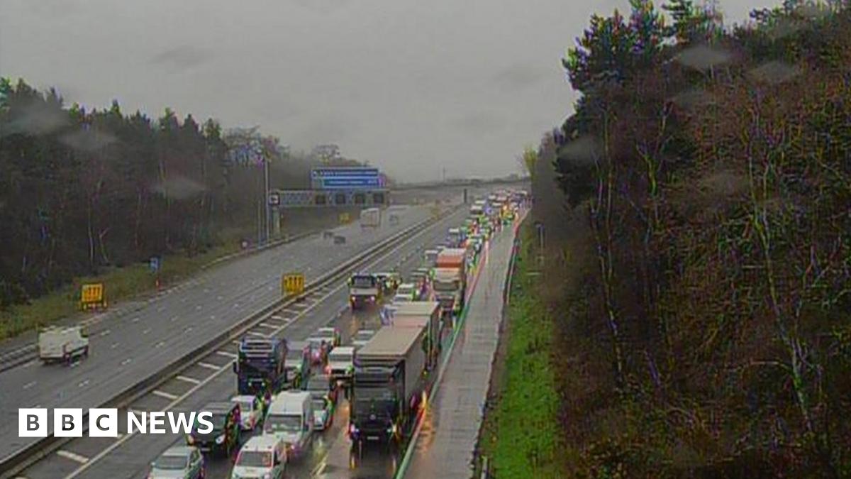 M27: Lorry driver dies after crash near Southampton - BBC News