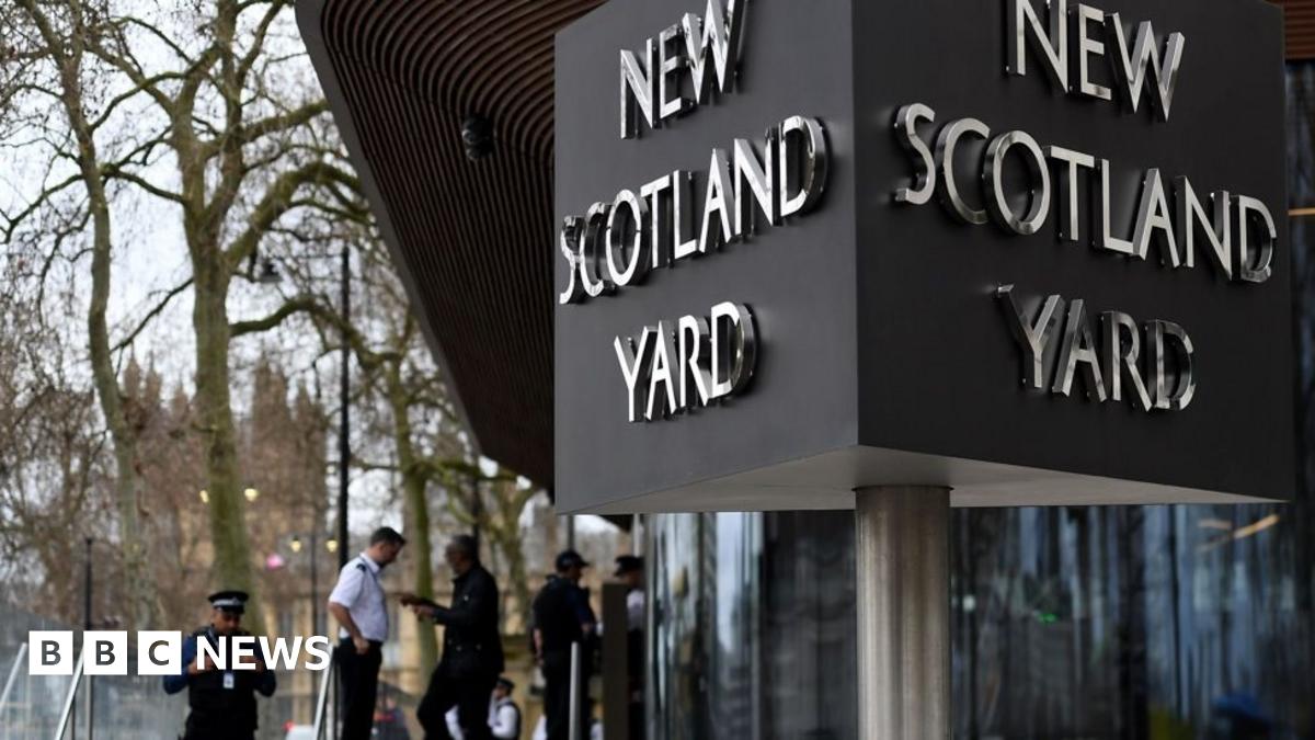 Met Police: Black man stopped and searched but not white friend - BBC News