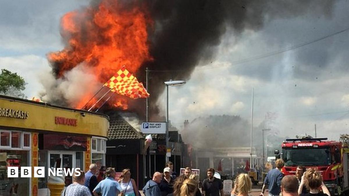 Hemsby chip shop fire rages on seafront - BBC News