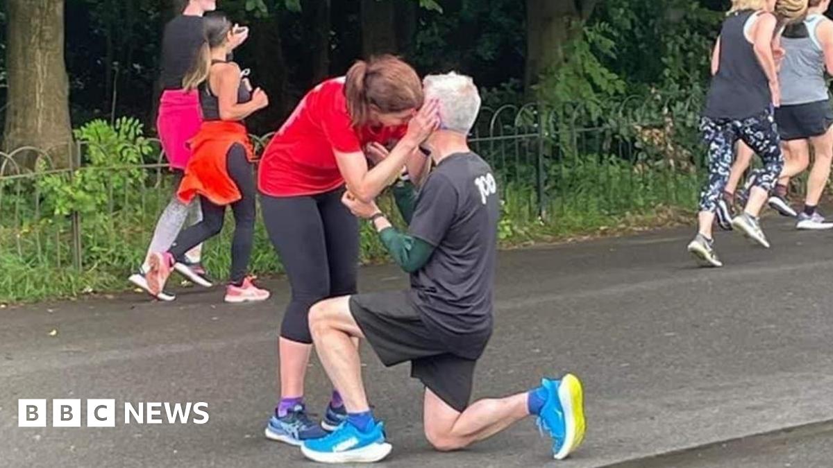 Manchester marathon runners get engaged during Parkrun - BBC News