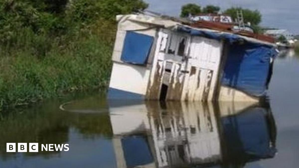 Sunken boats removed from River Hull to reduce flood risk - BBC News