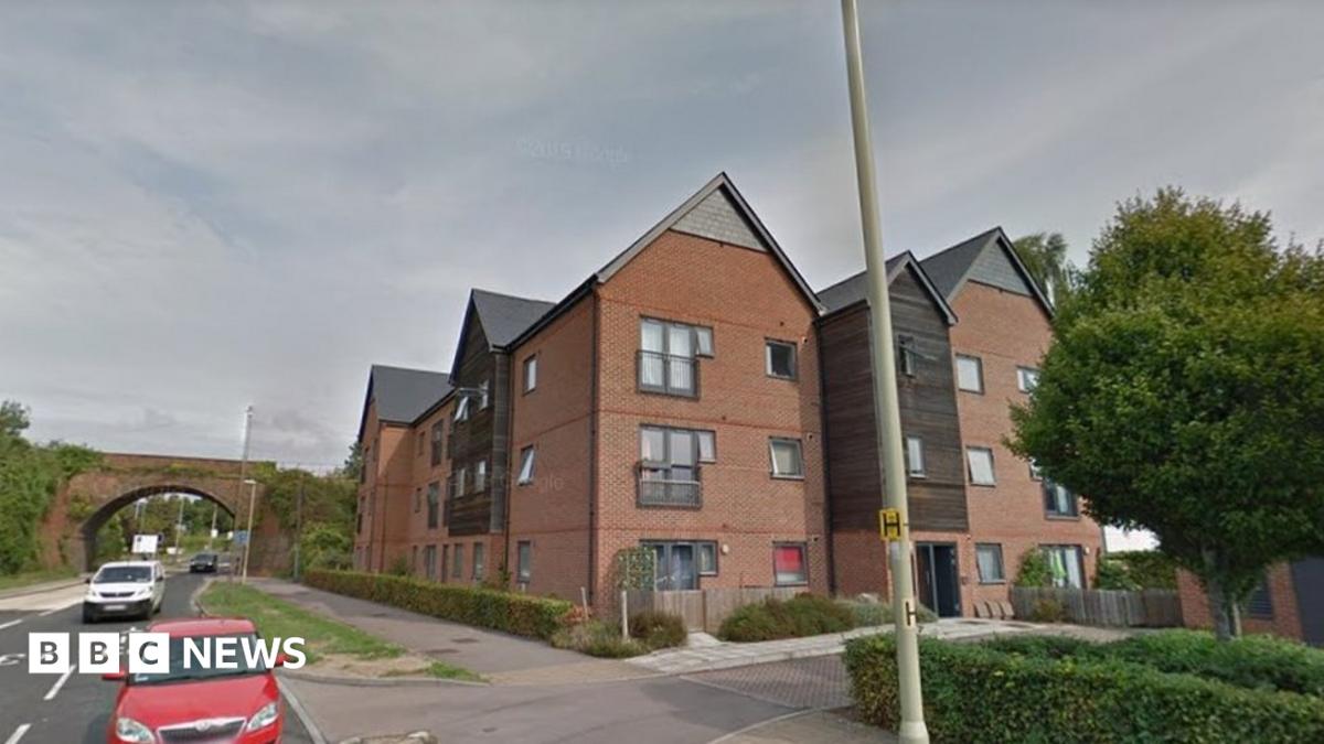Andover murder probe after man's body found at flats - BBC News