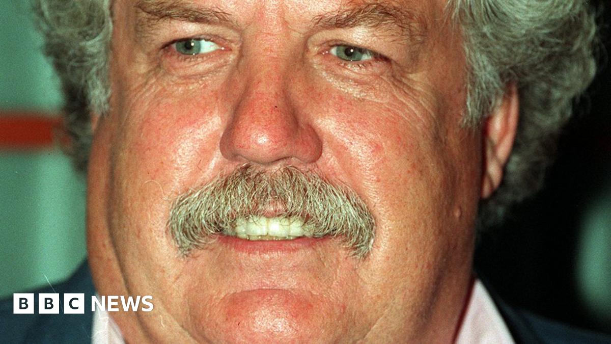 Colin Welland: Actor, writer and Oscar winner dies at 81 - BBC News