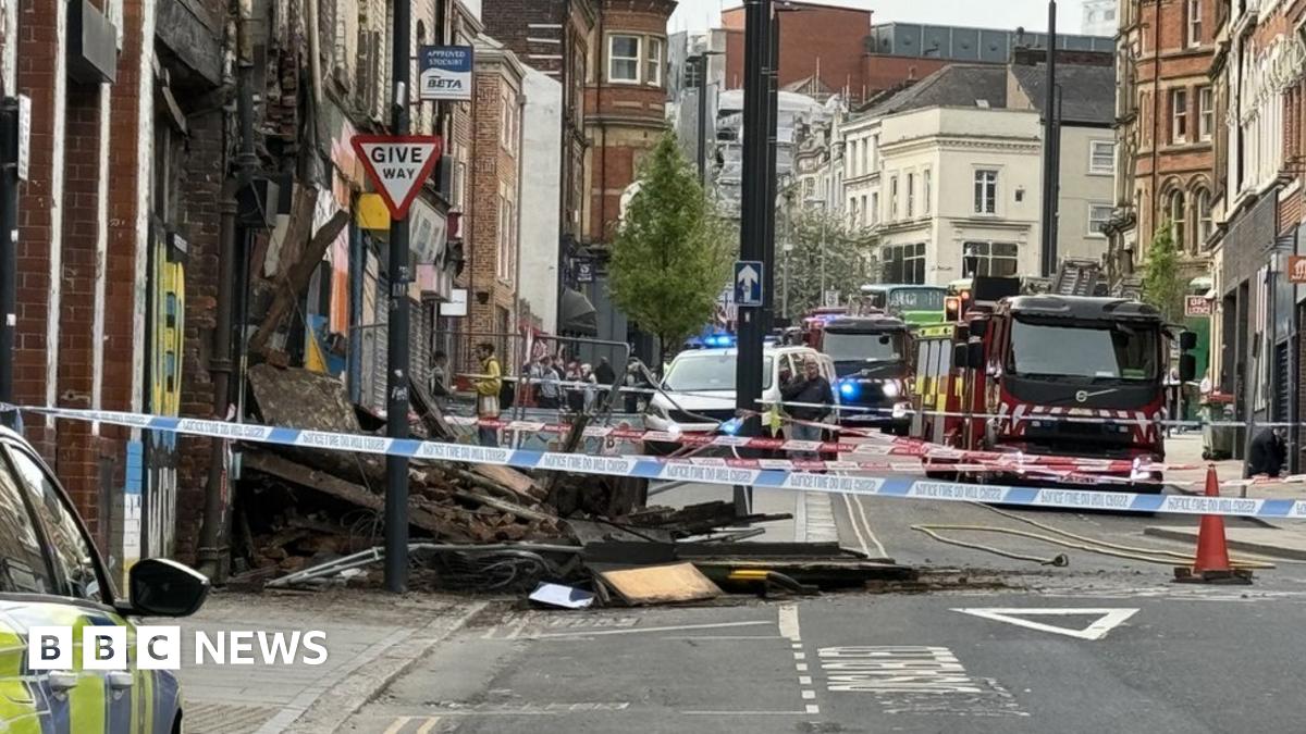 Kirkgate: Search teams called to derelict building collapse - BBC News