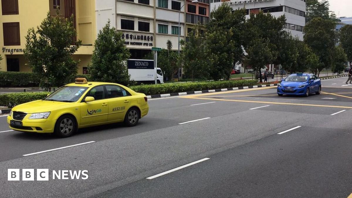 Yellow taxis 'have lower accident rate than blue ones' - BBC News