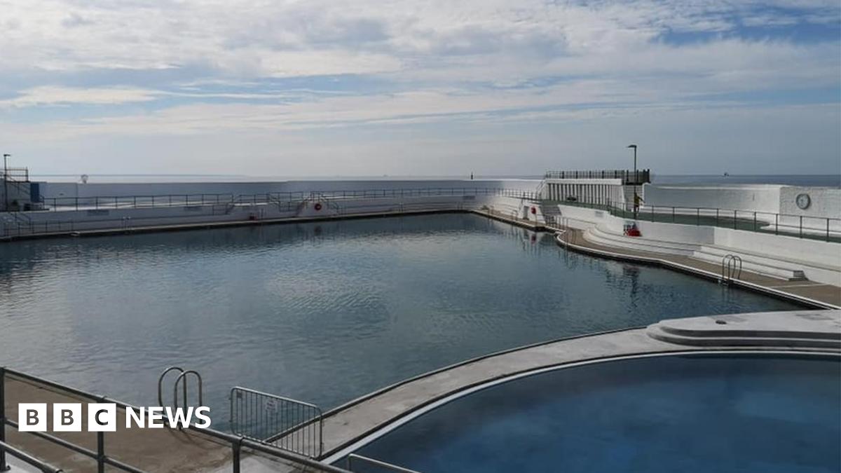Jubilee Pool: 'Hot rocks' lido reopens without heat - BBC News