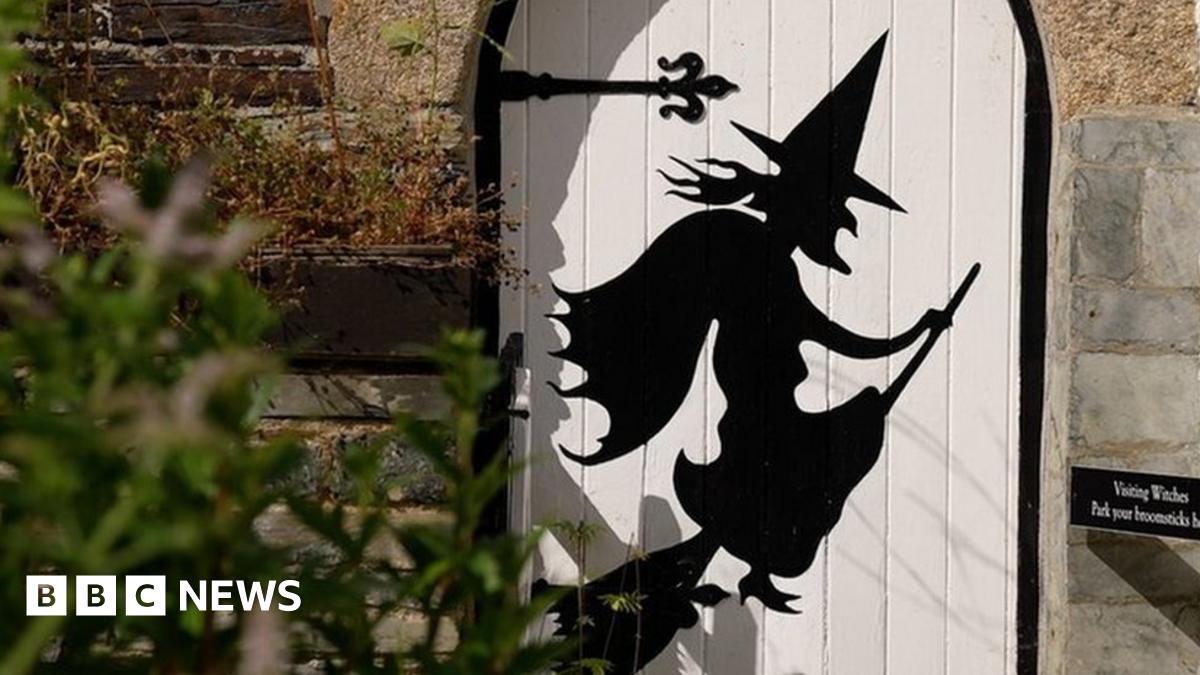 Degree in magic to be offered at University of Exeter - BBC News