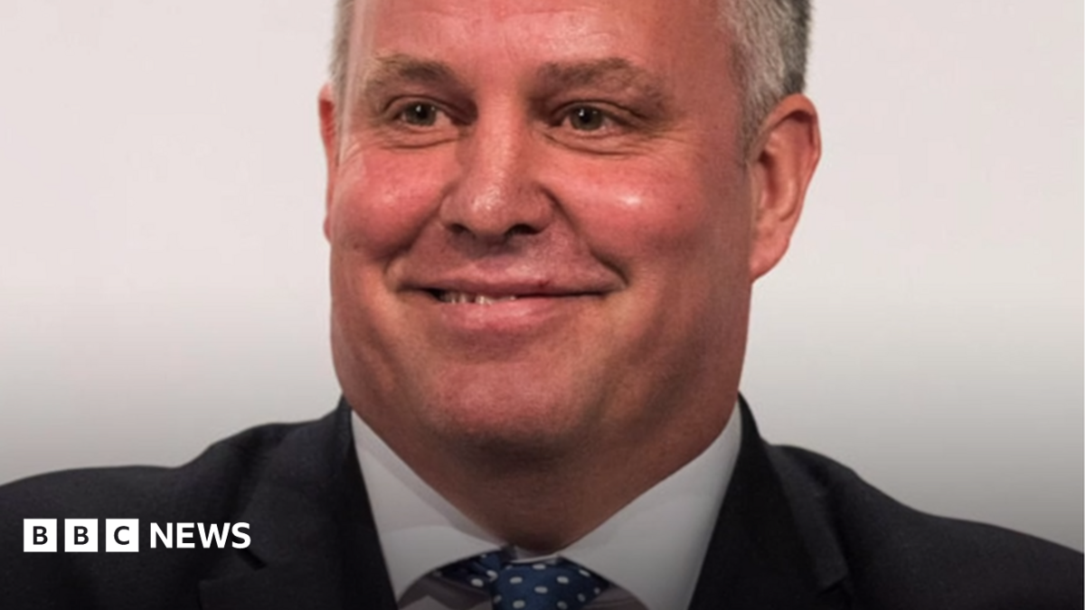 Andrew RT Davies returns as Welsh Conservatives leader - BBC News