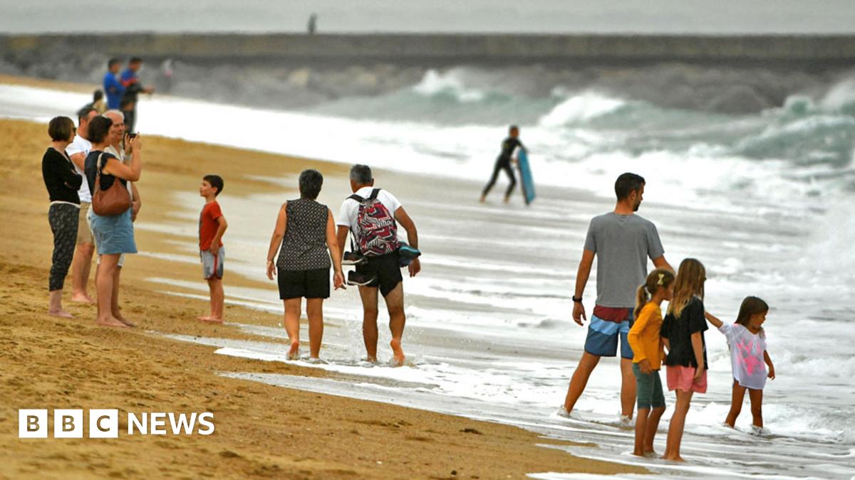 Unusually warm weather for France and Spain - BBC News