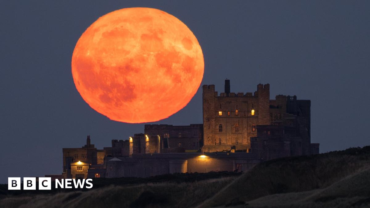 In pictures: North East skygazers capture blue supermoon - BBC News