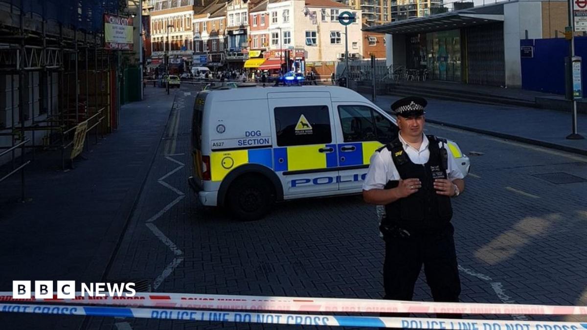 Teenager stabbed in Woolwich street fight - BBC News