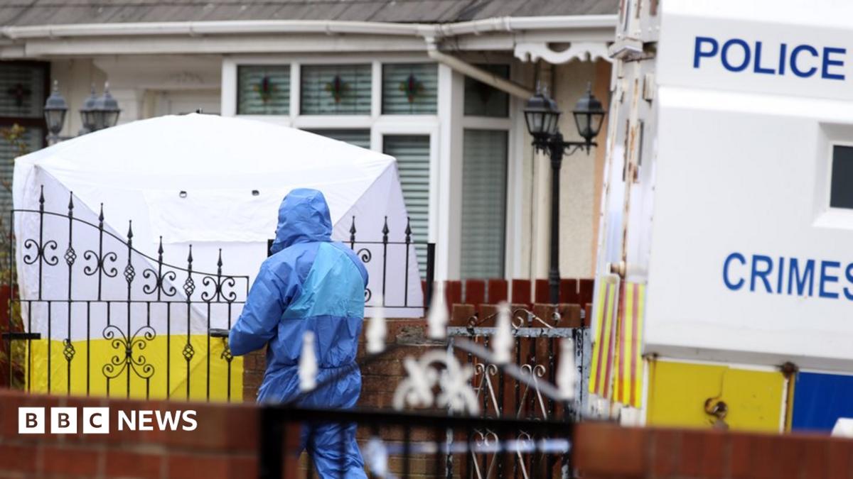 North Belfast: Three arrested after man shot dead in Ardoyne - BBC News