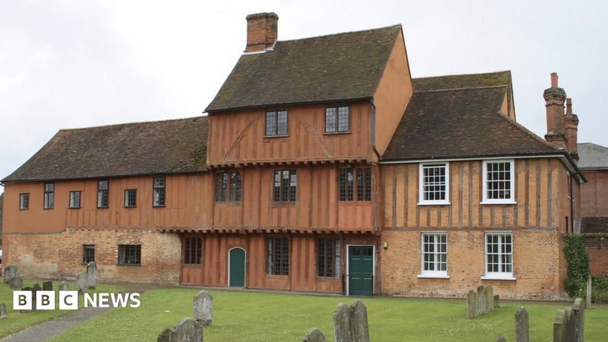 Hadleigh history group unearths past of town's guildhall - BBC News