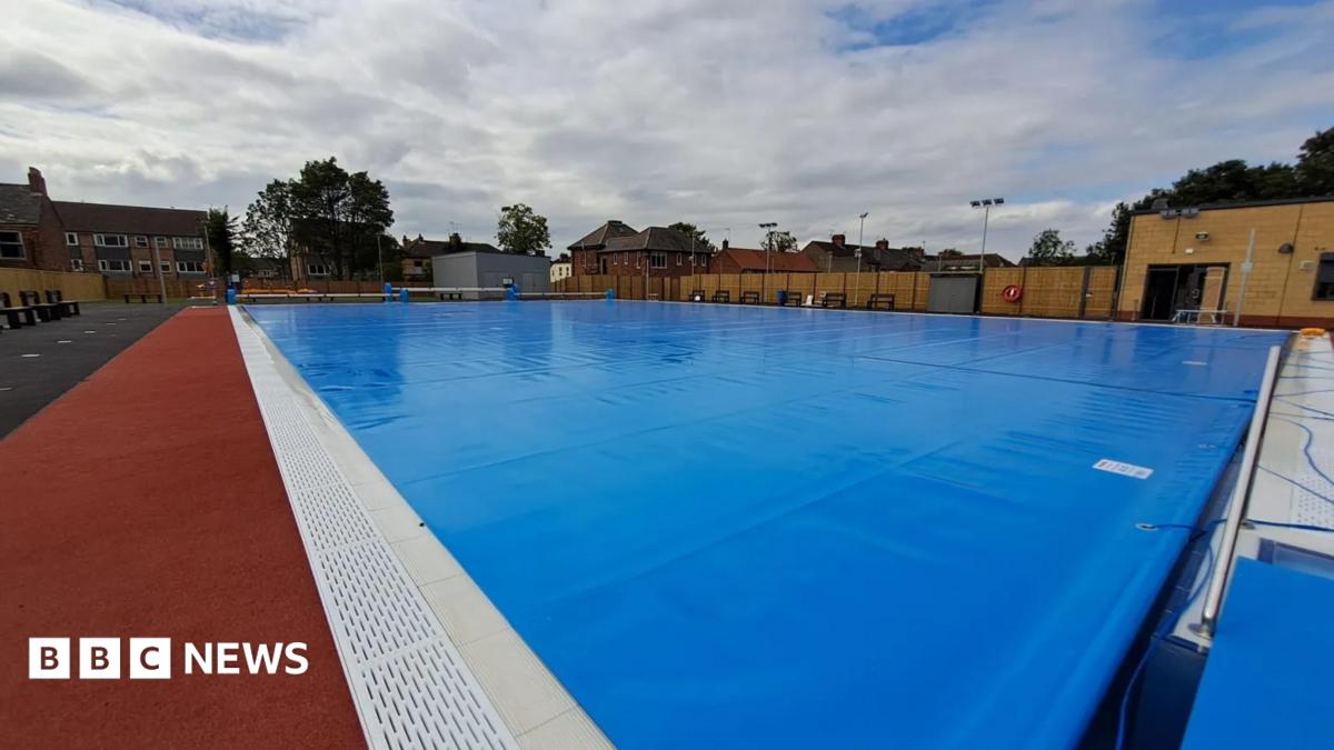 Albert Avenue Pools in Hull reopens after £10.5m revamp - BBC News